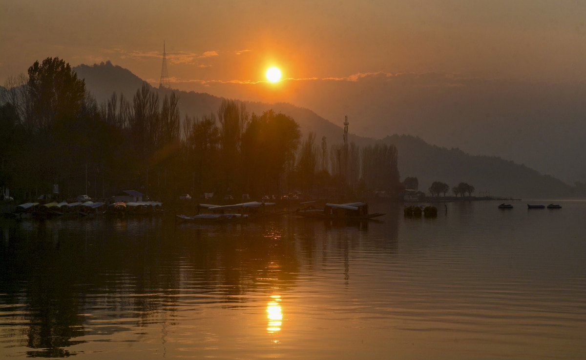 Parts of Dal Lake freeze as Kashmir reels under sub-zero temperatures