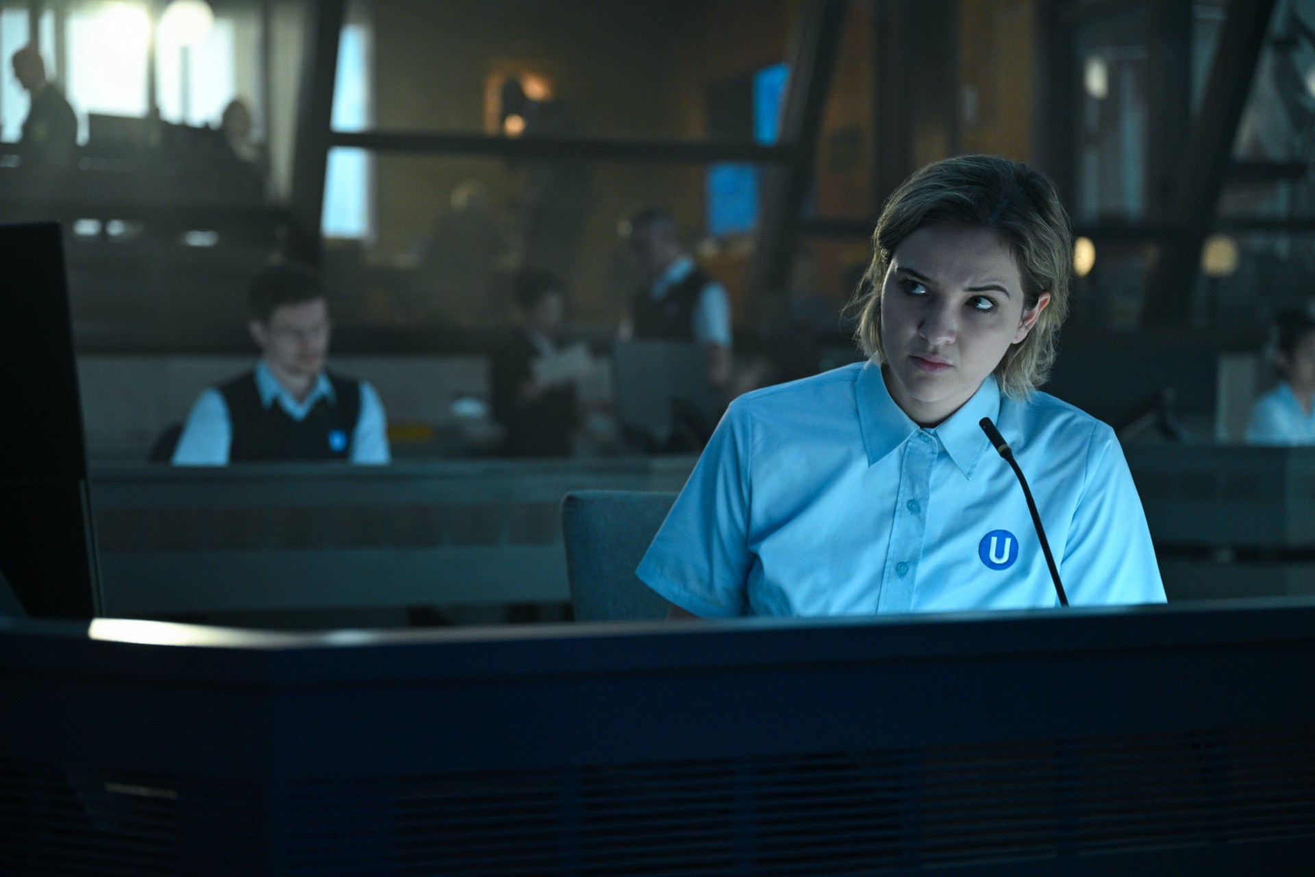 Idris Elba goes from plane to train in wild Hijack S2