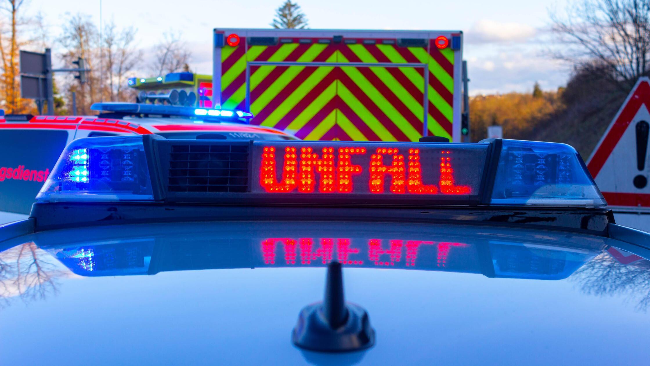 Frontalcrash auf B13 bei Ansbach: Vier Personen verletzt - Straße ...