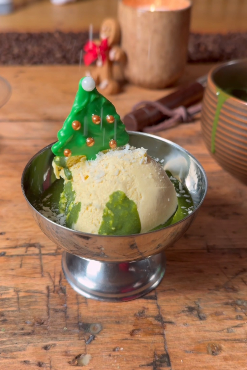Postre navideño de helado de matcha