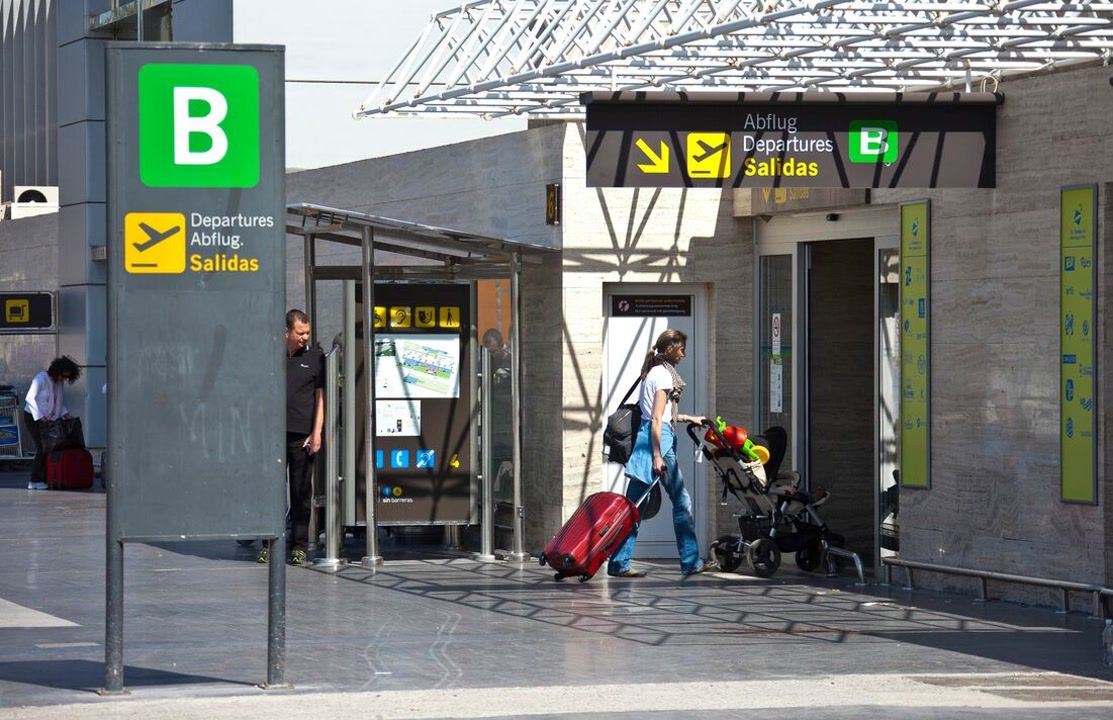 Long passport delays frustrate British tourists in Canaries