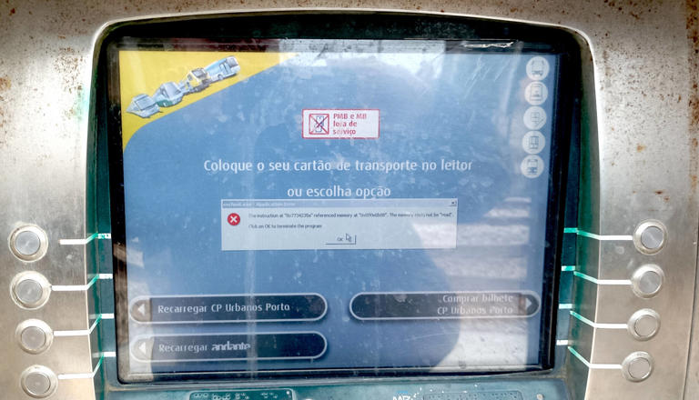 Windows 2000 rusts in peace by the sea