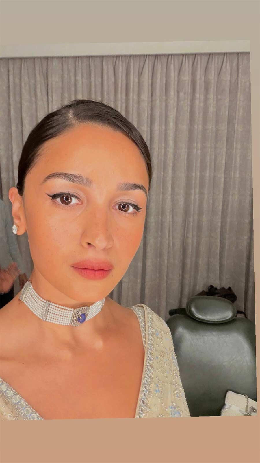 Alia Bhatt turns heads in an elegant saree as she shares glimpses from ...