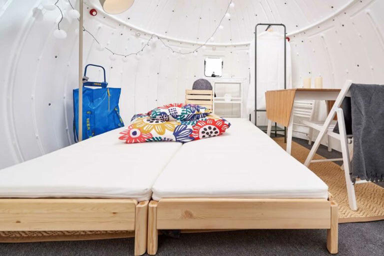 Ezdome, une petite maison en forme de bulle qui se replie à plat et se ...