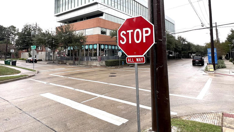 Houston erects stop sign a year after counterfeit was installed