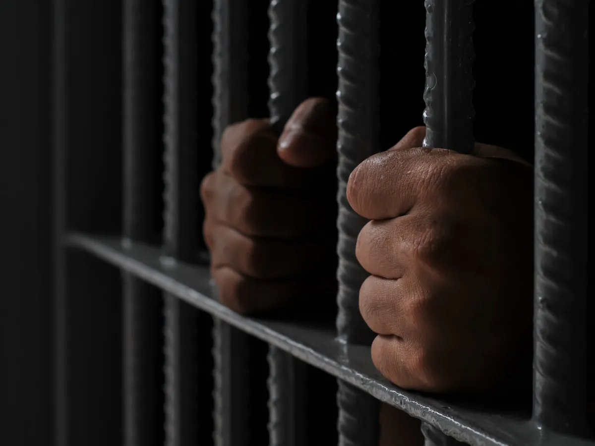 Řekla mu, ať jde kouřit ven, pak muž ubodal otce, syna a vážně zranil ...