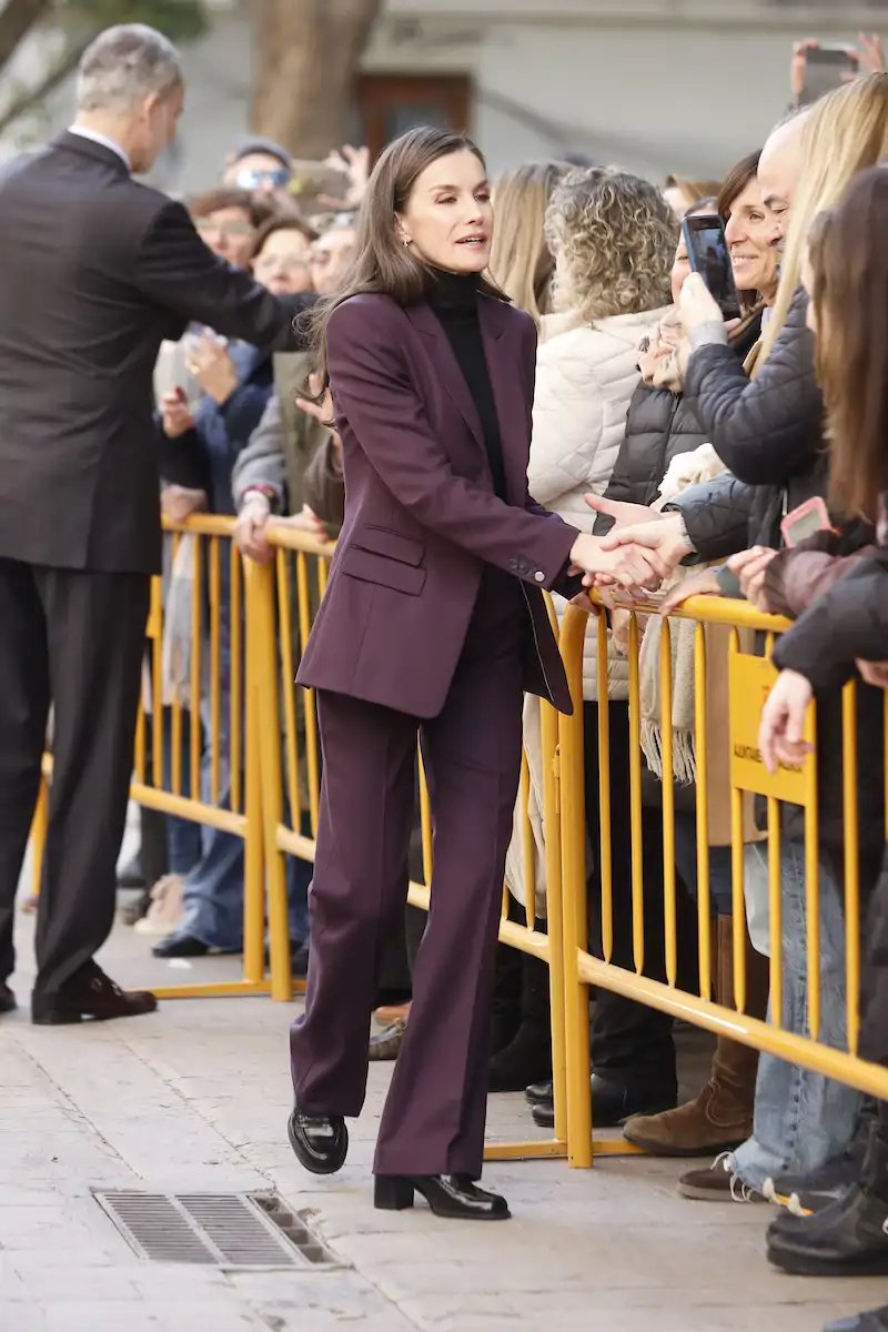 La reina Letizia abraza el color ciruela con un impecable dos piezas y ...
