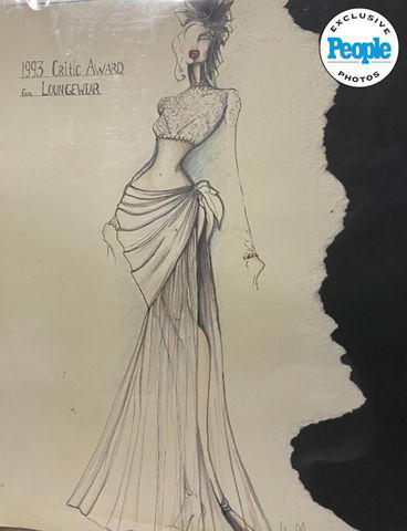 Bride surprises her aunt at wedding by wearing her 1993 fashion school ...