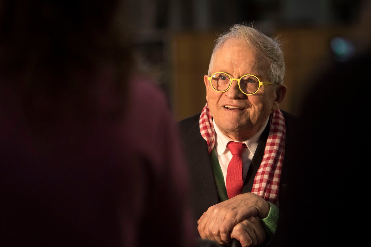 David Hockney slams plans to bring Bayeux Tapestry to UK as 'madness'