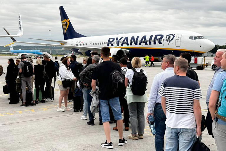 Ryanair brutally respond to passenger's 'private seat' claim on social ...
