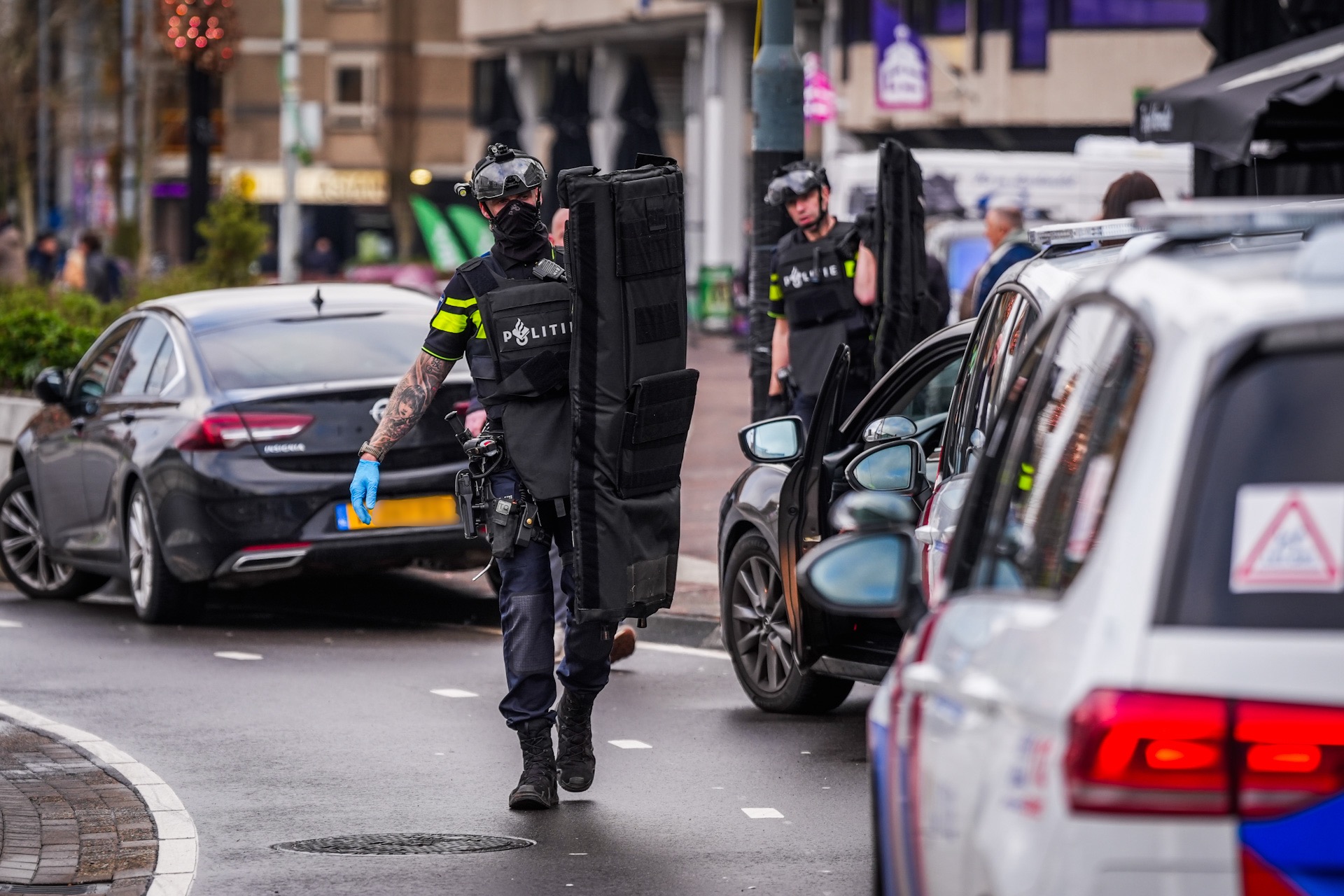 Agenten in kogelwerende vesten in Eindhoven op zoek naar man na melding ...