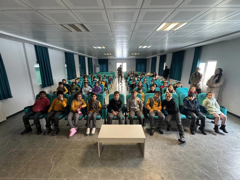 Gözlerini bağlayıp su doldurdular: Öğrencilere "Beyaz Baston" farkındalığı