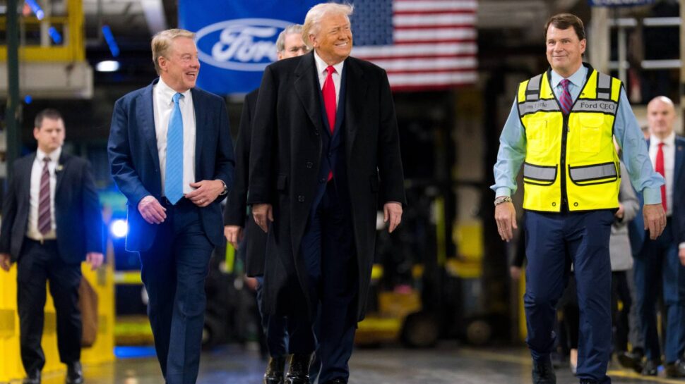 Trump geeft Ford-medewerker een middelvinger en wil meer Chinese merken ...