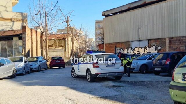 Συναγερμός στη Θεσσαλονίκη: Εντοπίστηκε πτώμα κοντά σε εμπορικό κέντρο ...