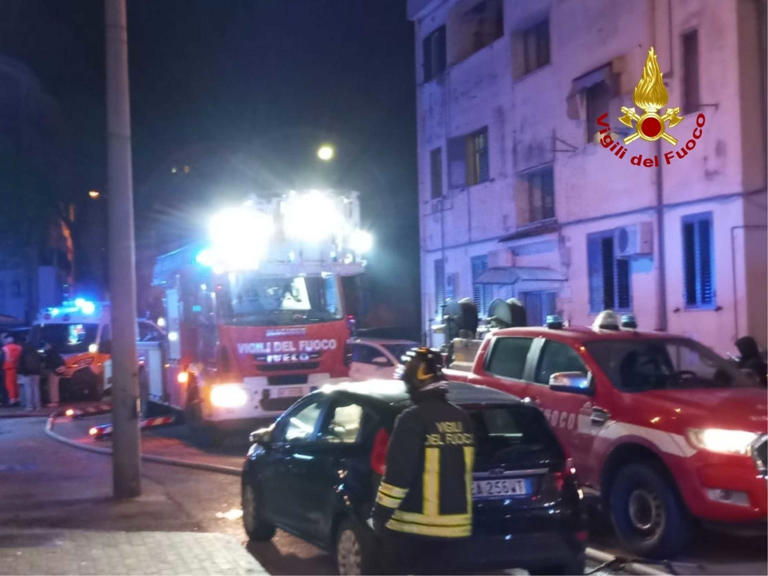 Paura per incendio, anziana e 4 bimbi portati attraverso i balconi