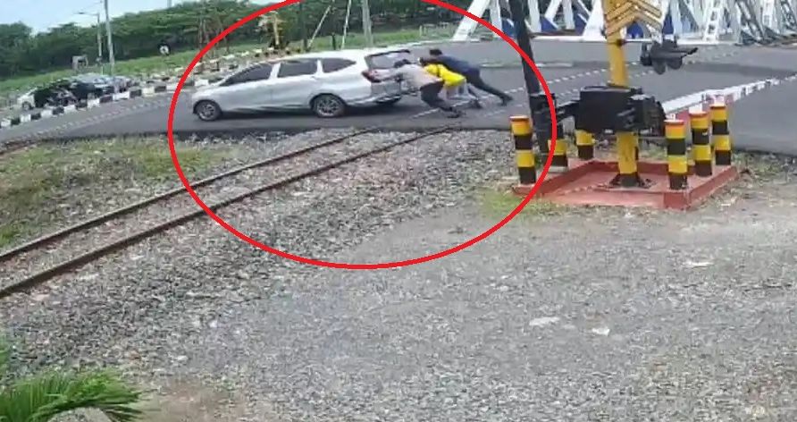 Polisi turun tangan di detik kritis, mobil 'belajar mengemudi' mogok di ...