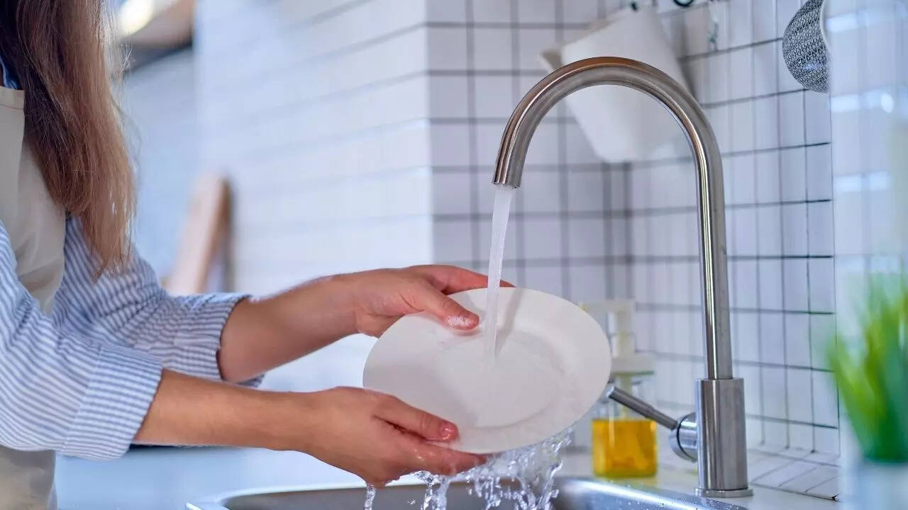How to keep your hands warm while washing dishes in winter