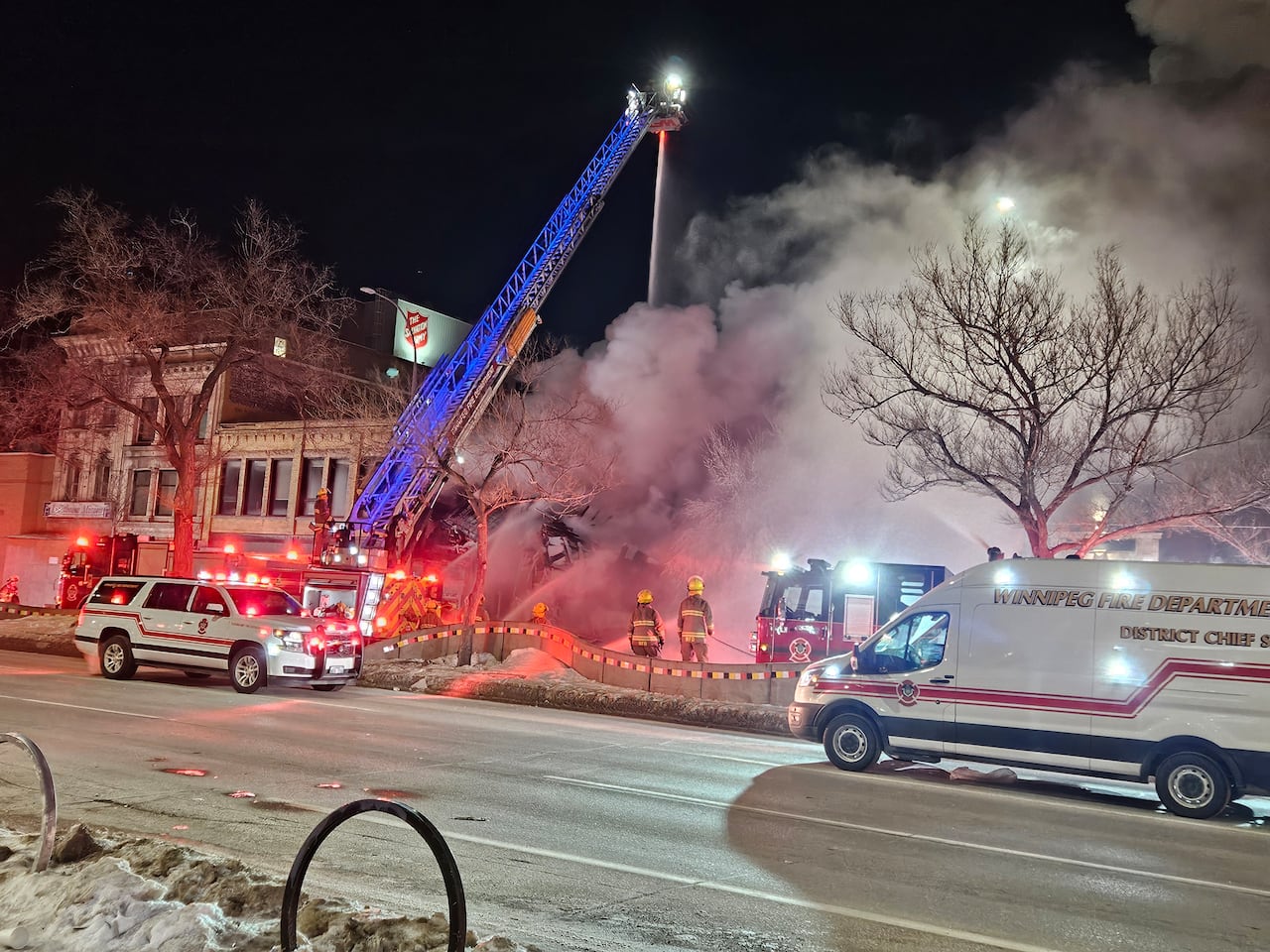 Vacant Manwin Hotel in Winnipeg burns, collapses