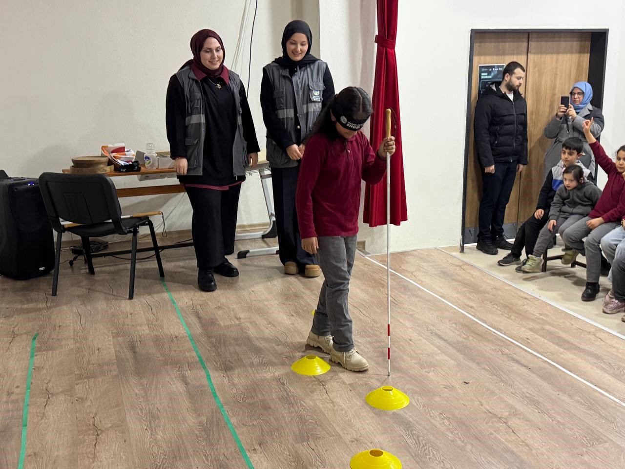 Gözlerini bağlayıp su doldurdular: Öğrencilere "Beyaz Baston" farkındalığı