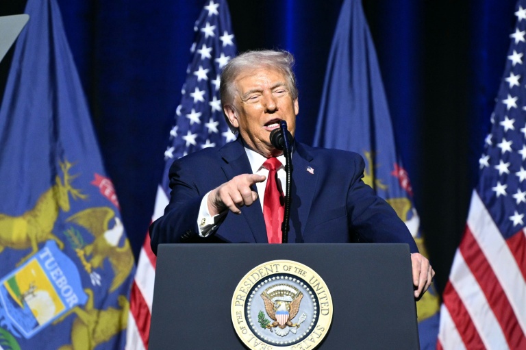 Um ano depois, Trump aperta o passo e promete futuro de ...