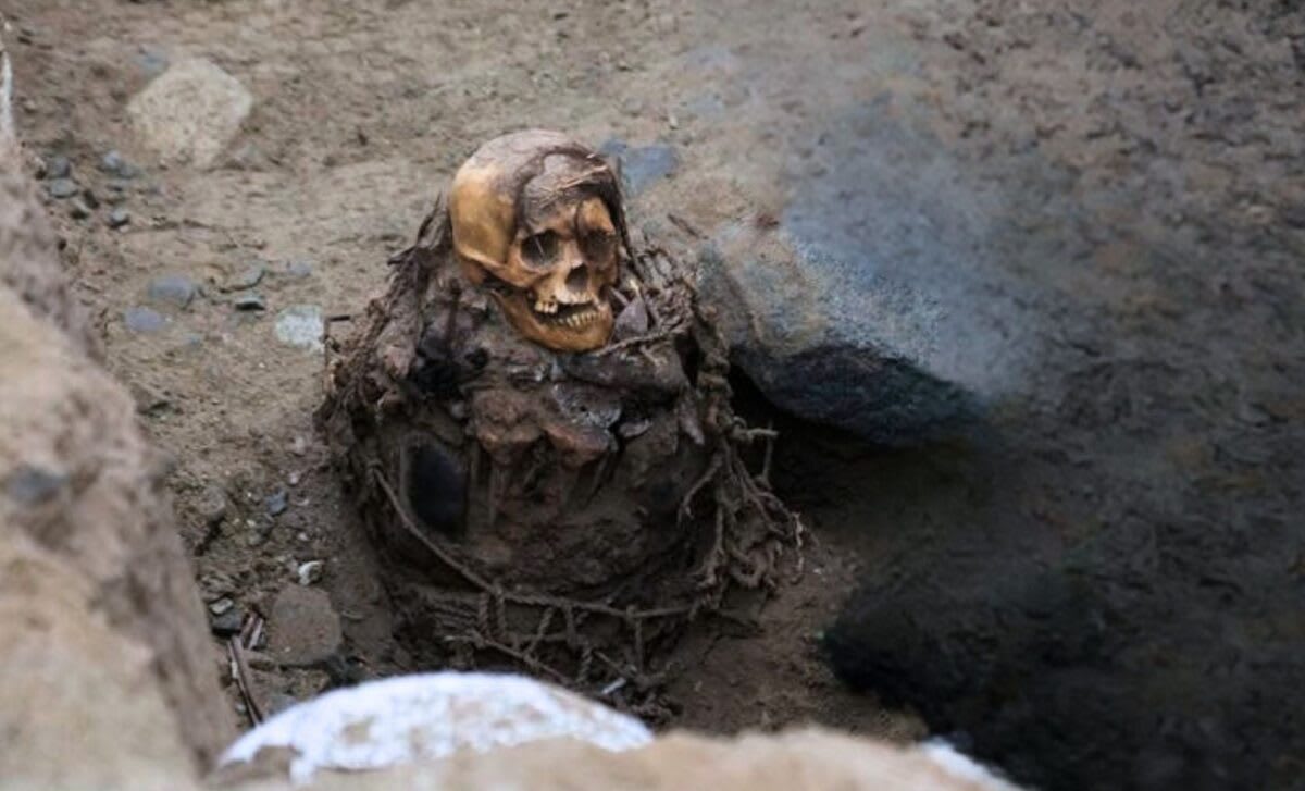 Gas workers digging beneath Lima’s streets uncover a 1,000-year-old ...