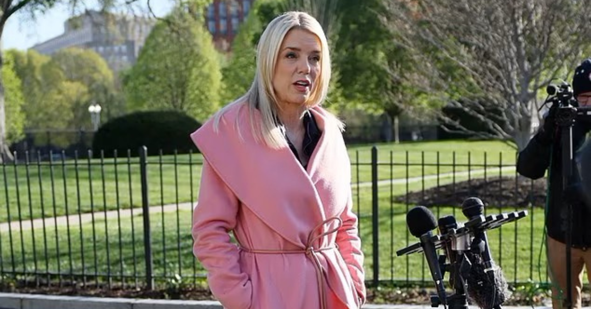Pam Bondi mocked for shapeless pink dress at Mar-a-Lago — 'Prom queen ...
