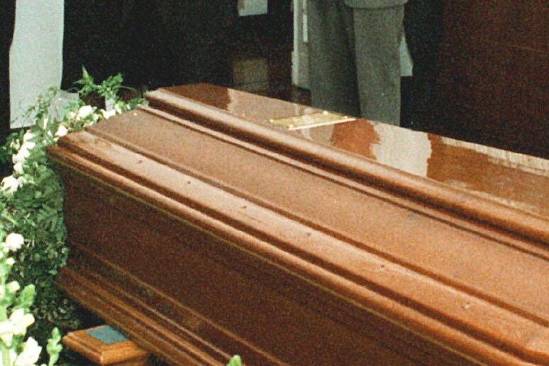Telecamera fissa nella camera mortuaria, il funerale viene diffuso ...