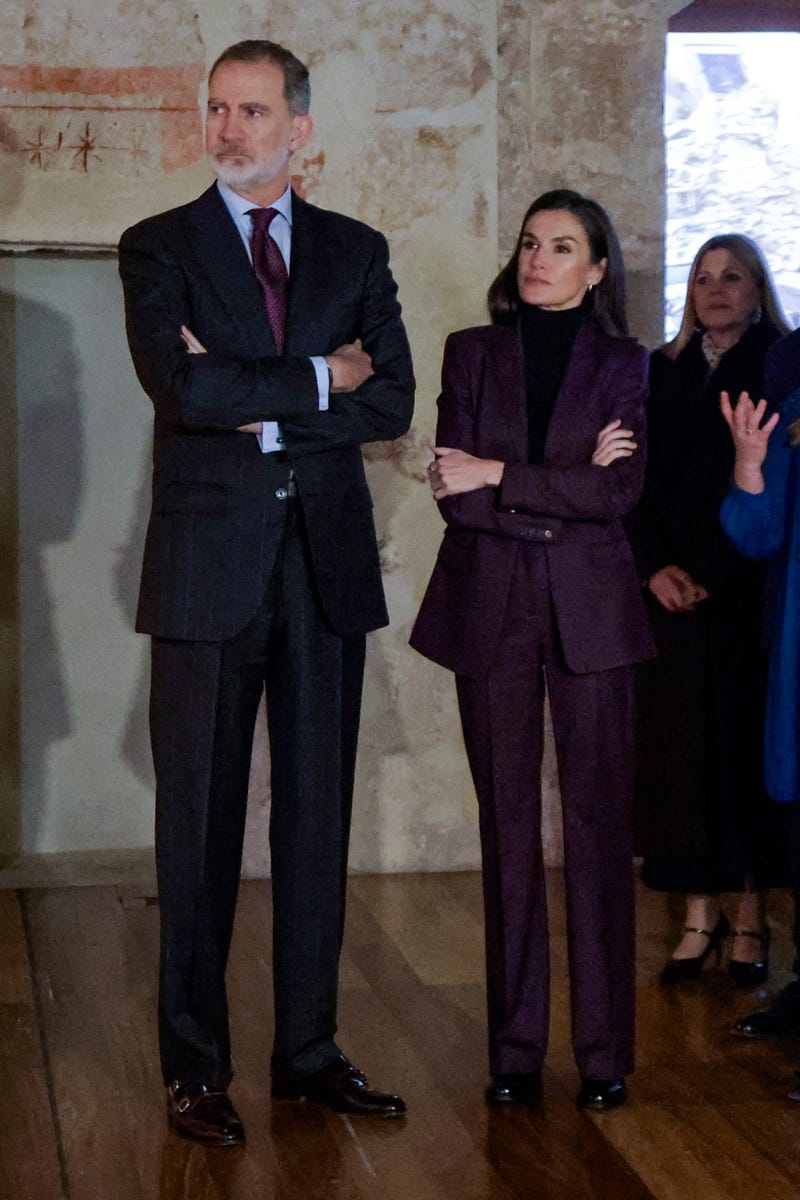 La reina Letizia derrocha elegancia con traje burdeos y mocasines de ...