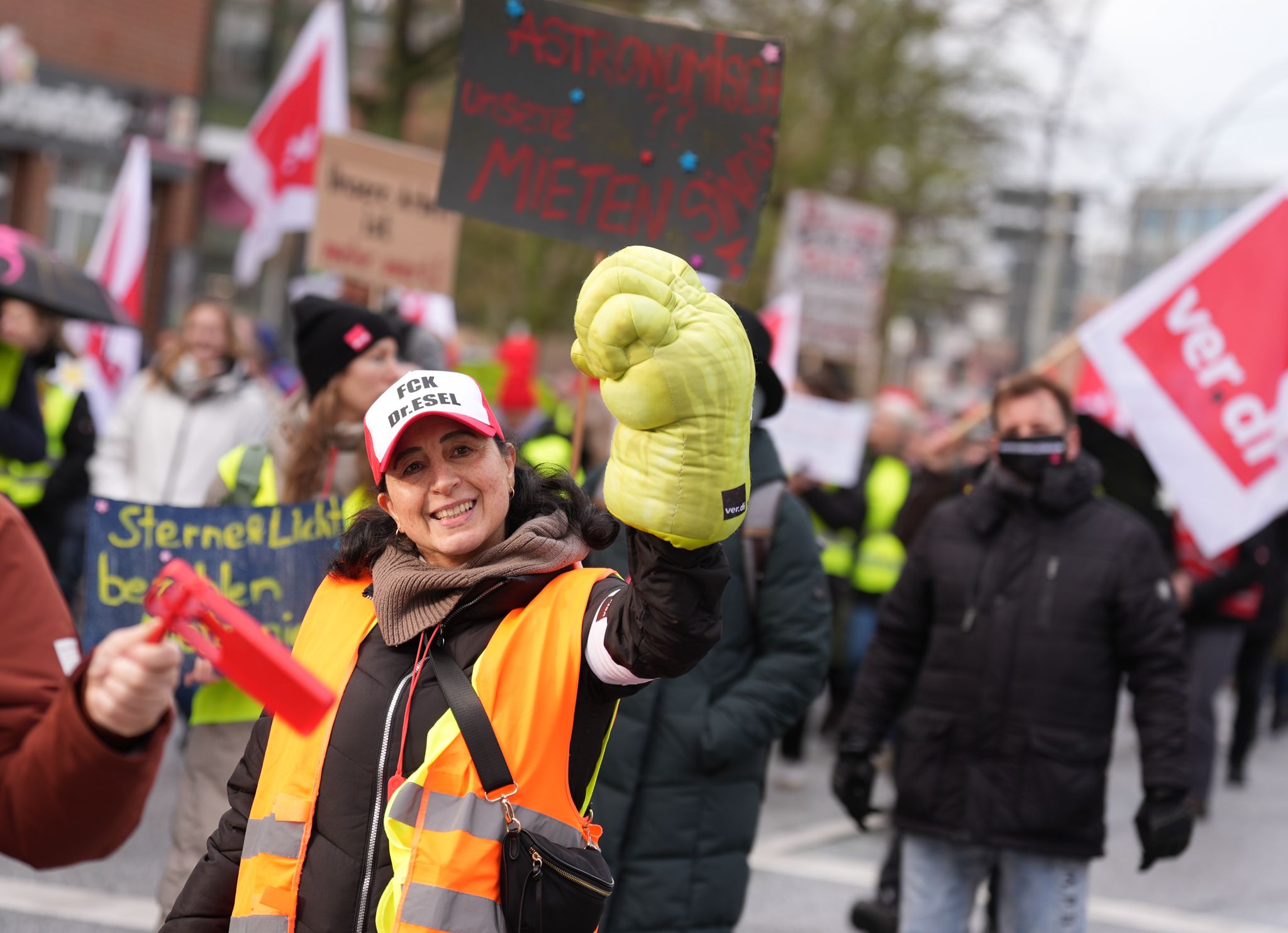 Hunderte Hamburger Landesbeschäftigte fordern mehr Geld