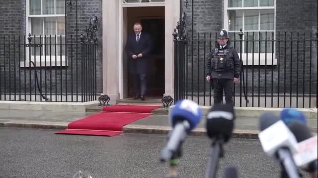 Larry the cat trips up Polish president’s photographer