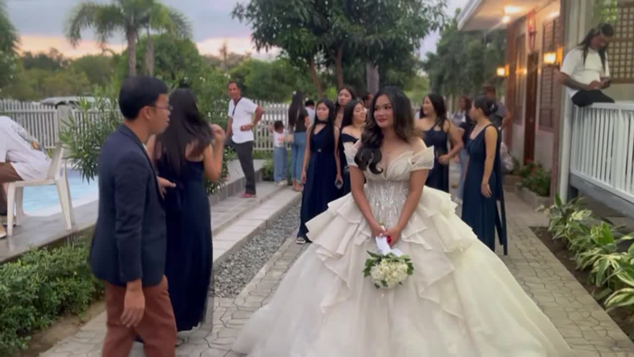 Unexpected bouquet catch steals the moment in Bacolor, Pampanga ...
