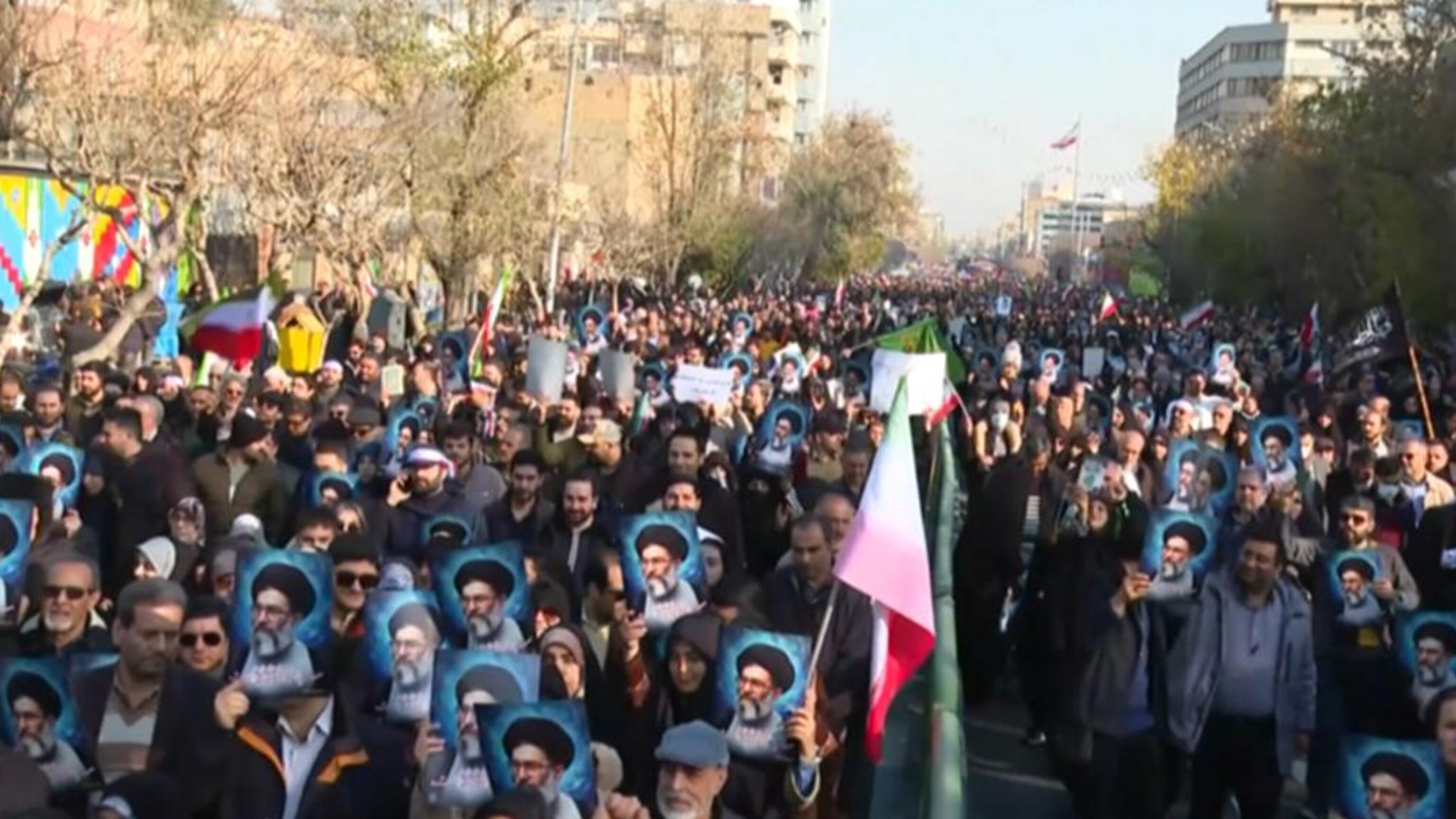 There is a risk Iran will do something 'desperate,' security expert warns