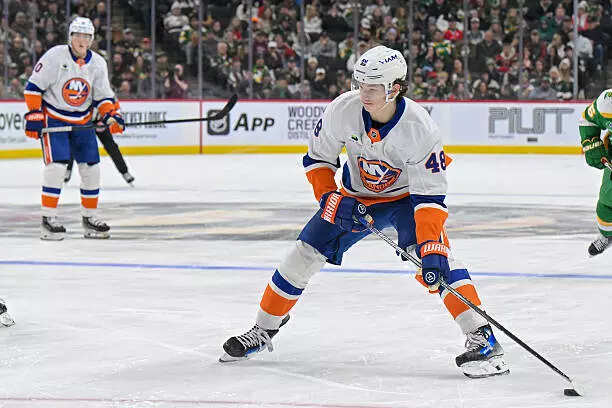 Matthew Schaefer leaves Winnipeg Jets game after multiple injury scares ...