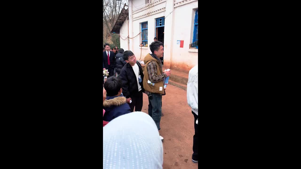 Groom faces chaotic door-blocking game at wedding in Zhejiang, China