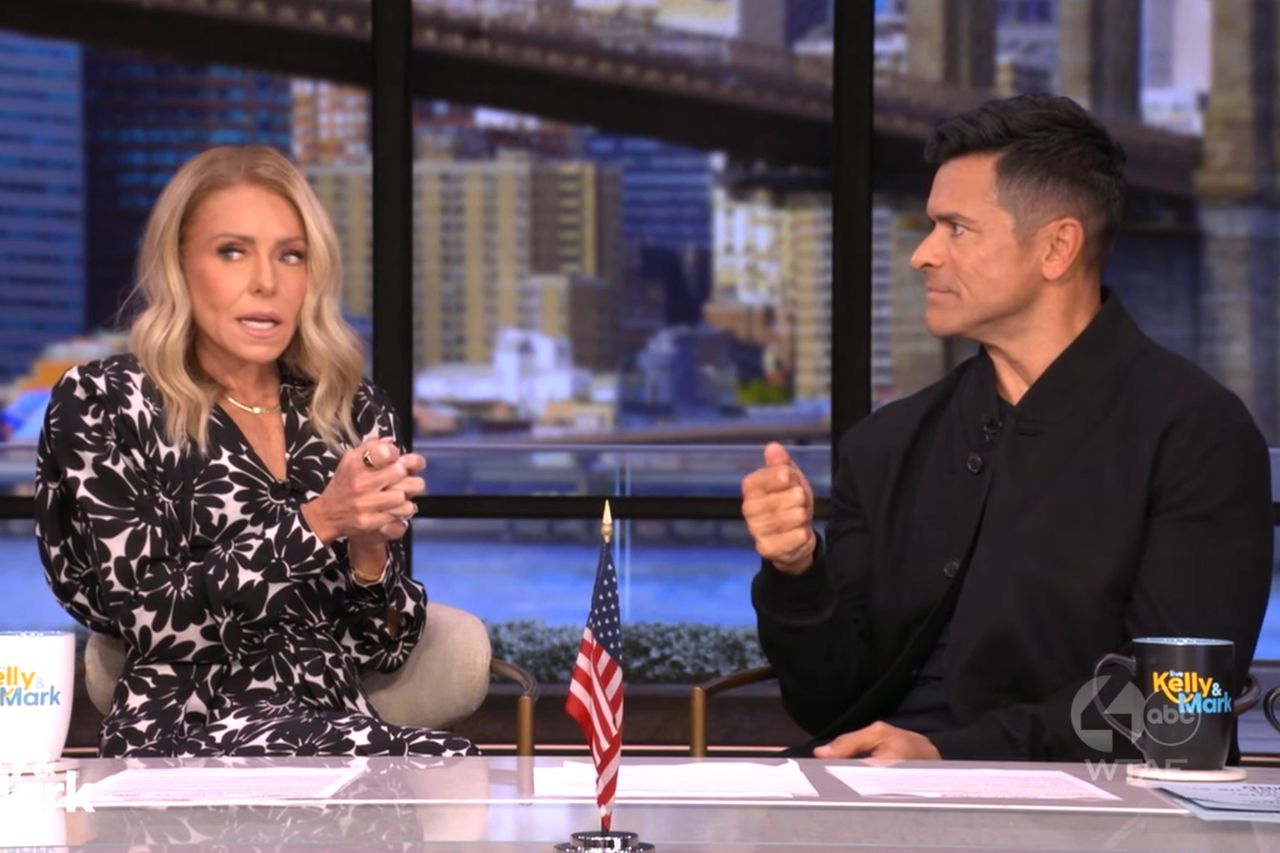 Kelly Ripa reveals Mark Consuelos' late-night message on how to 'loosen ...