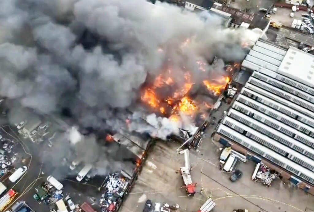UK: Massive fire rips through factory in Wolverhampton