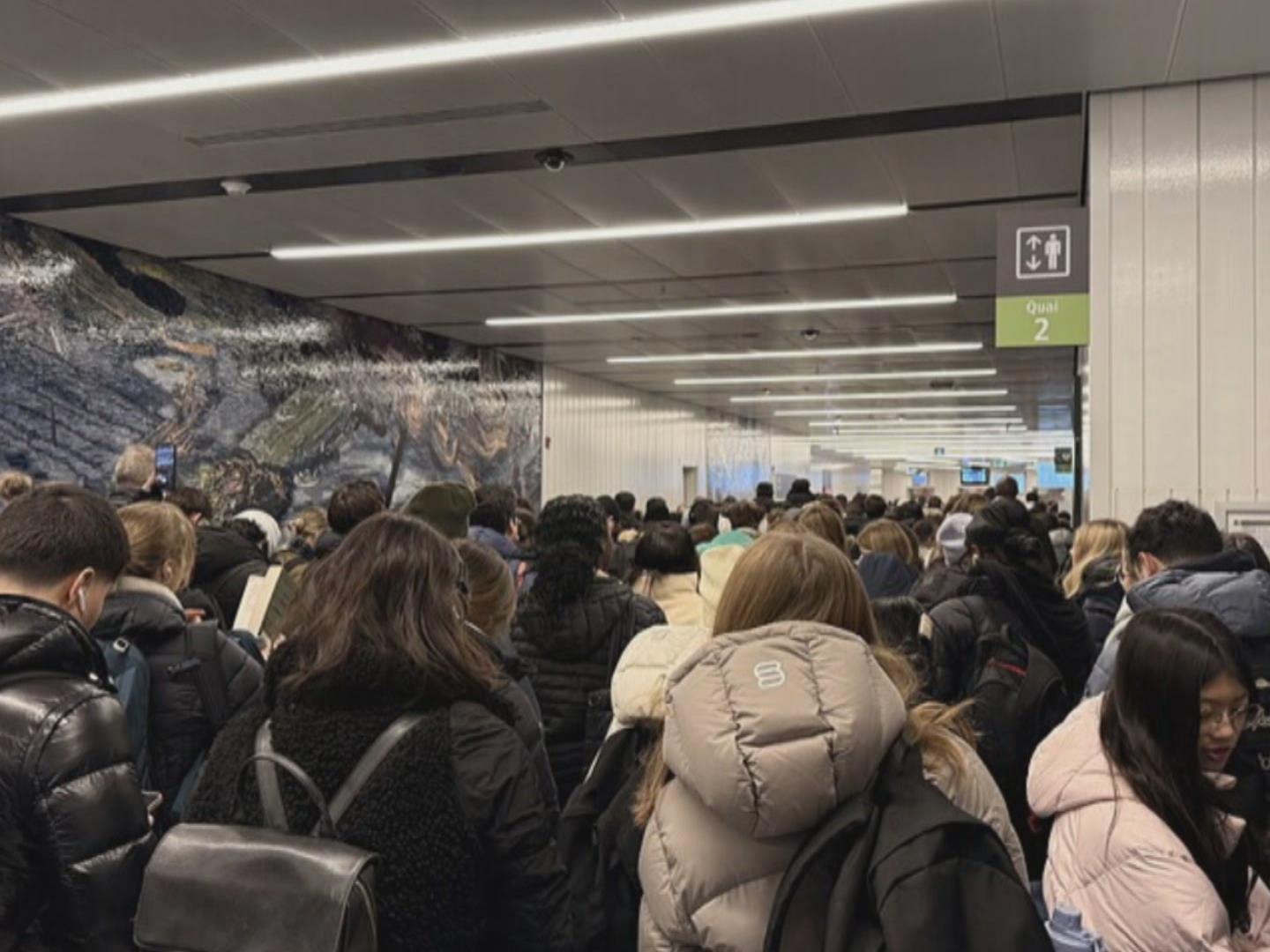 Des files d’attente font pester les usagers du REM à la station Édouard ...