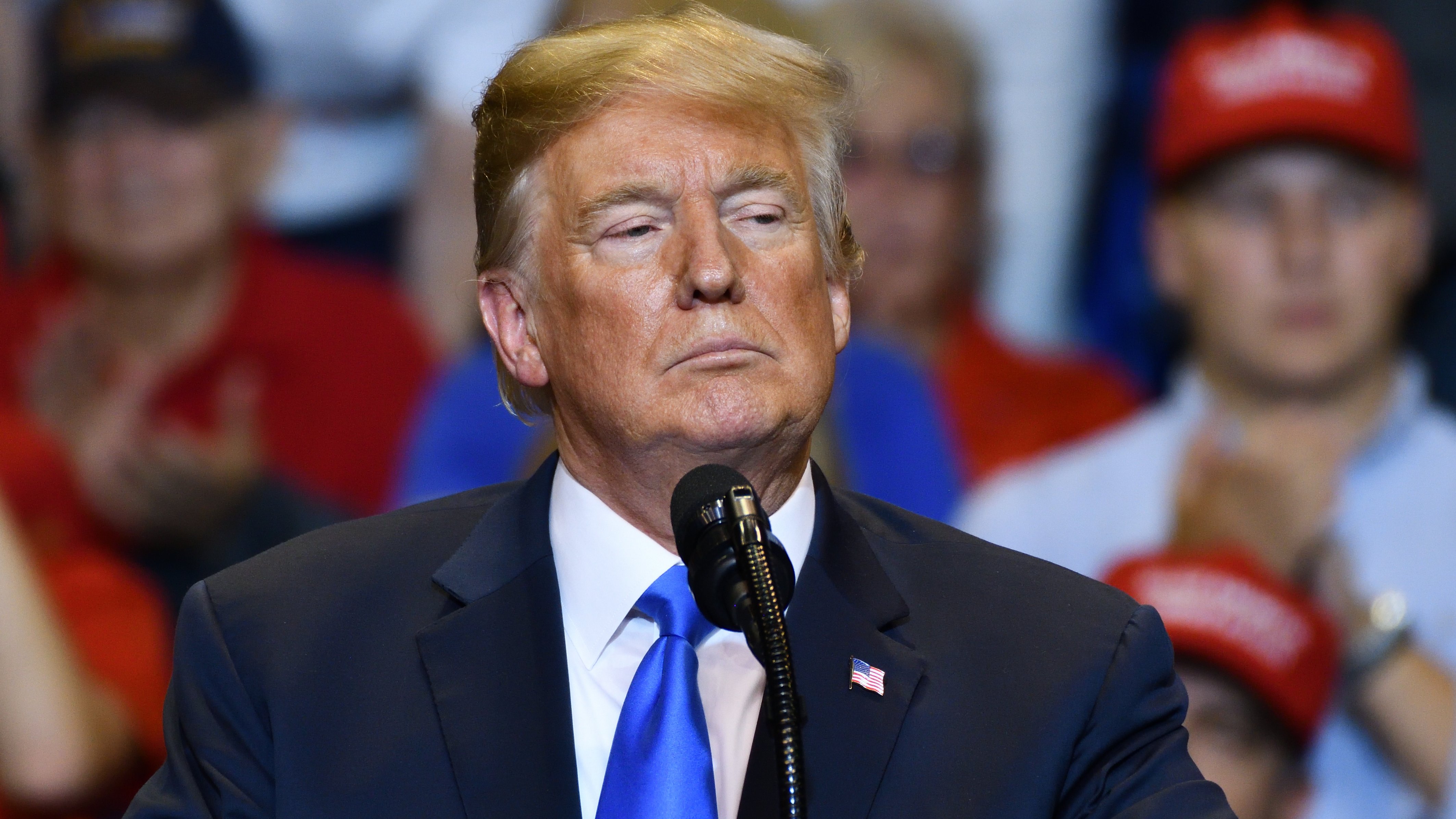 Skandaliczny gest Donalda Trumpa. Ekspertka: przykład degradacji urzędu