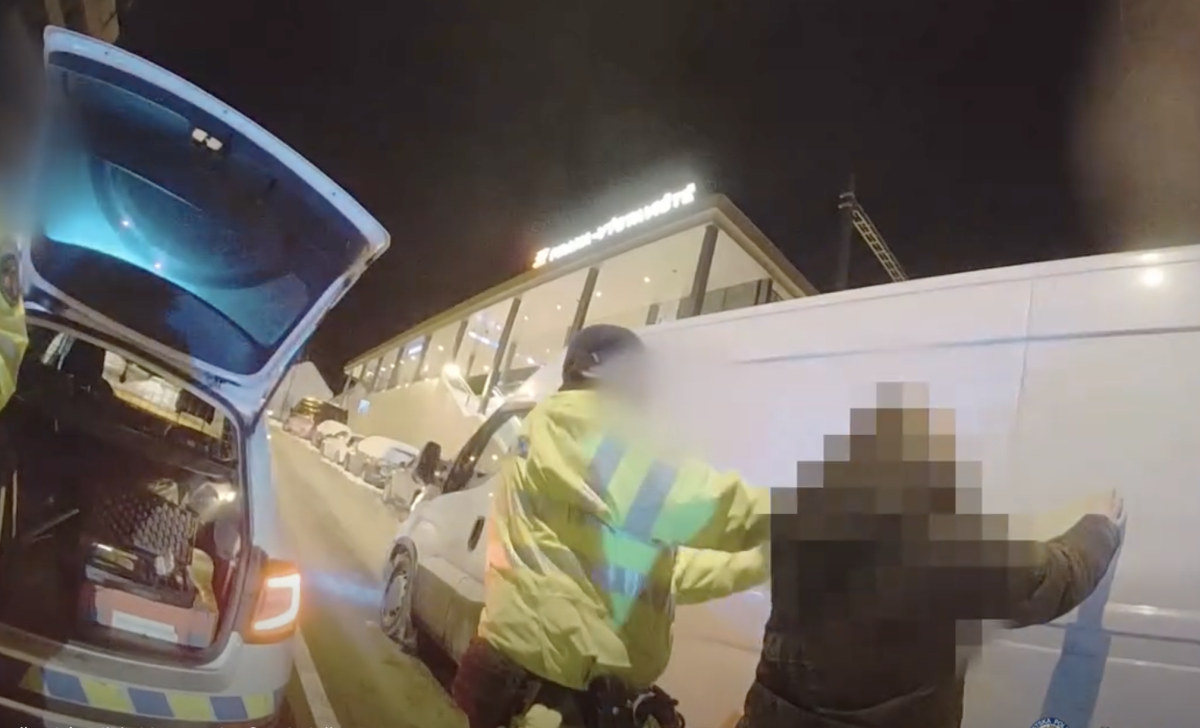 Video: Opilý řidič narazil v Praze do sloupu veřejného osvětlení ...