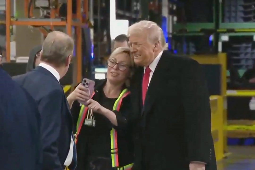 Trump’s selfie flub adds levity to Detroit visit