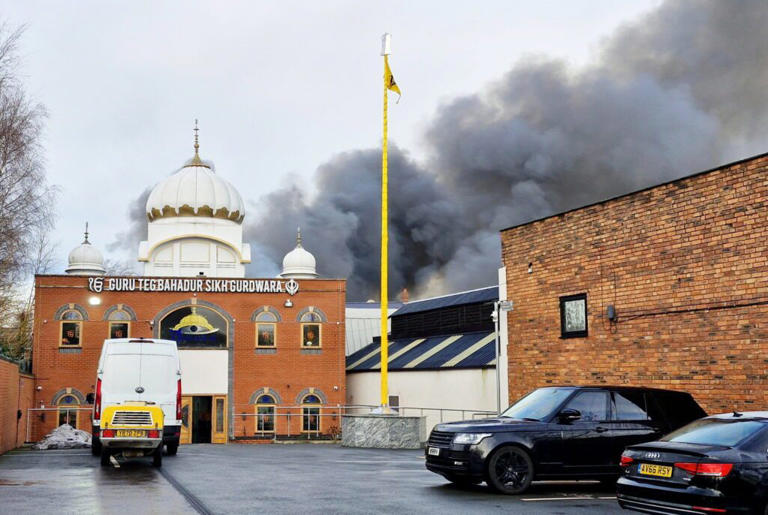 UK: Massive fire rips through factory in Wolverhampton