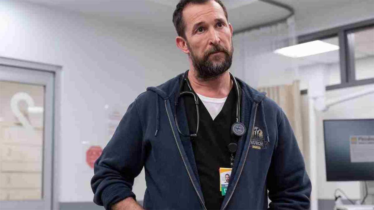 Noah Wyle celebrates Golden Globe for "The Pitt" alongside a prize made ...