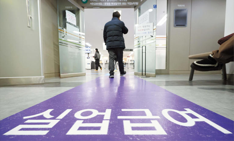 KOSPI hits 4,700 as employment market freezes, unemployment soars