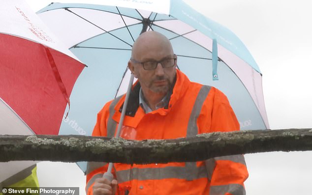 Nigel Farage says £400,000-a-year water chief must go as thousands of ...