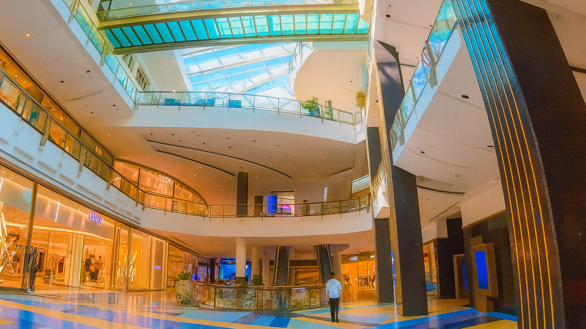 ¿Cómo es el interior del centro comercial Alexa?