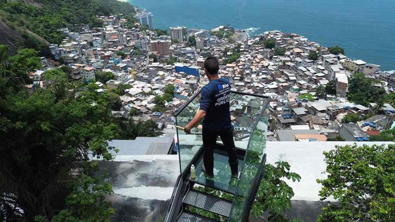 Prefeitura do Rio remove escada de vidro irregular no Vidigal