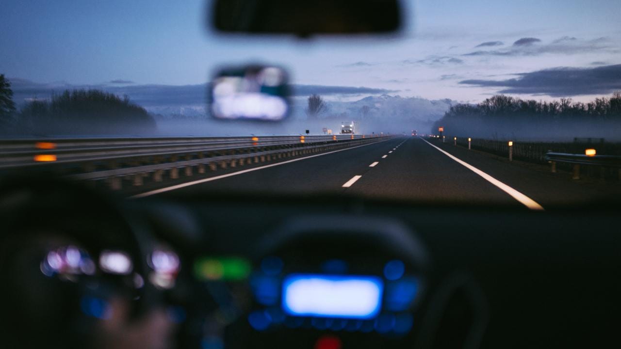Andávamos a usar mal as luzes do carro até agora. De certeza que estás ...