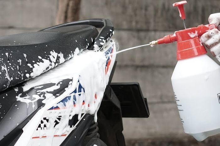 Sering cuci motor kesayangan bikin cat kusam? Ini faktanya gaes