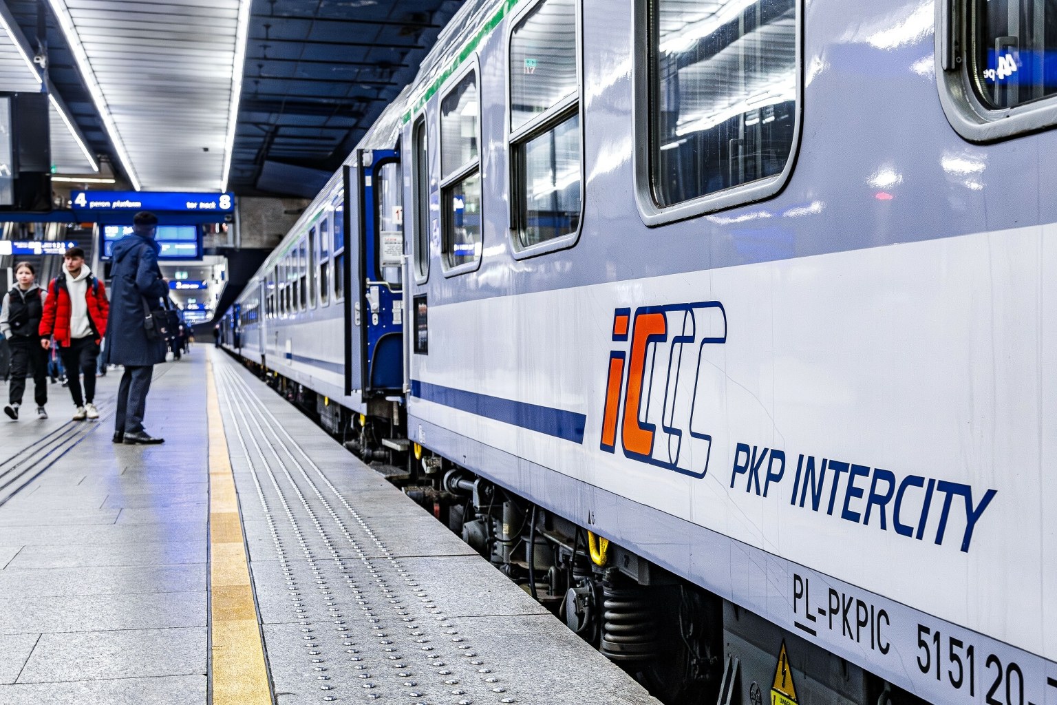 PKP Intercity zaciąga kredyt. Chce uruchomić piętrowe pociągi