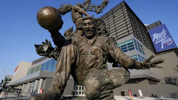 5-foot-10 point guard needs only three quarters to match Wilt ...